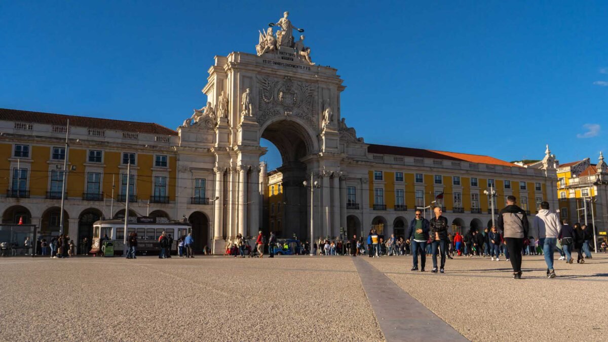 Plaza del Comercio Lisboa: Puerta de Entrada a la Ciudad| Europe Travel ...