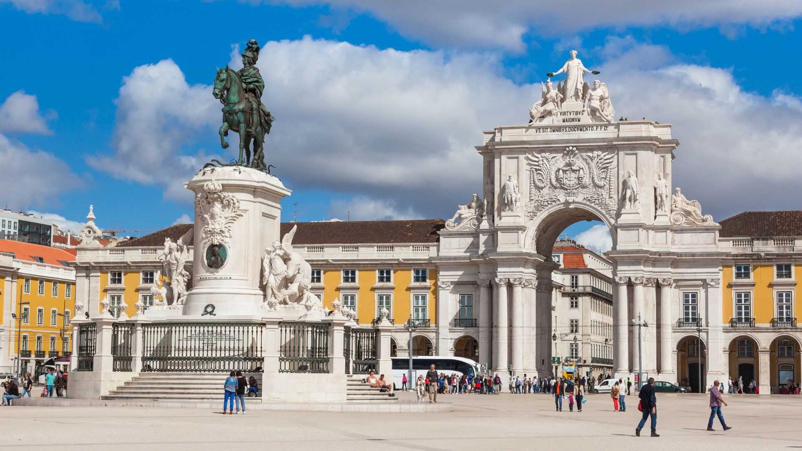 Plaza del Comercio Lisboa: Puerta de Entrada a la Ciudad| Europe Travel ...